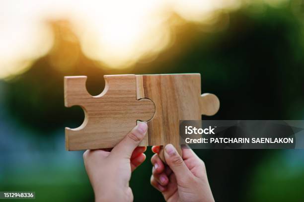 Jigsaw Di Tangan Potongan Puzzle Yang Sangat Penting Untuk Kesuksesan