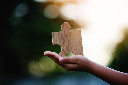 Jigsaw Di Tangan Potongan Puzzle Yang Sangat Penting Untuk Kesuksesan