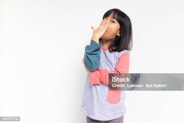 Gadis Cantik Bosan Menguap Lelah Menutupi Mulut Dengan Tangan Gelisah