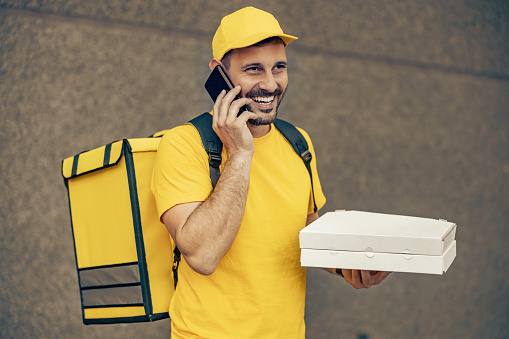 Kurir Mengantarkan Kotak Dengan Pizza Foto Stok - Unduh Gambar Sekarang ... Kurir Mengantarkan Kotak Dengan Pizza Foto Stok - Unduh Gambar Sekarang ...