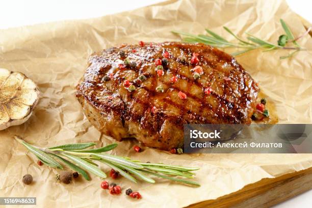 Steak Daging Sapi Barbekyu Tua Dekat Dengan Latar Belakang Kayu Spanduk