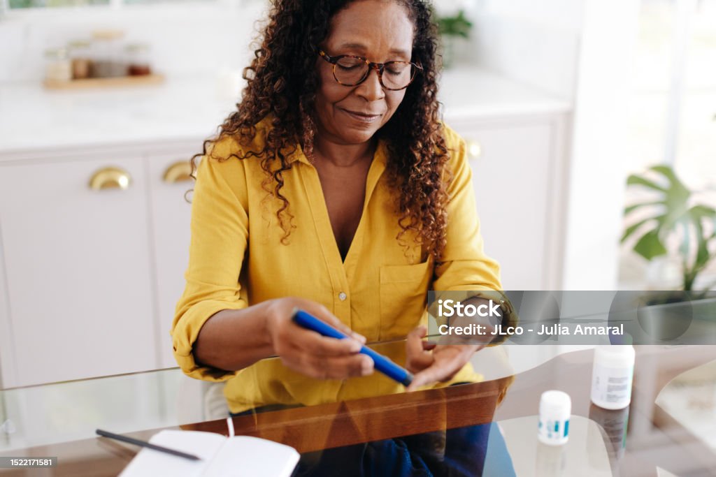 Diabetic Woman Injecting Herself With Insulin Suing A Smart Insulin Pen ... Diabetic Woman Injecting Herself With Insulin Suing A Smart Insulin Pen ...