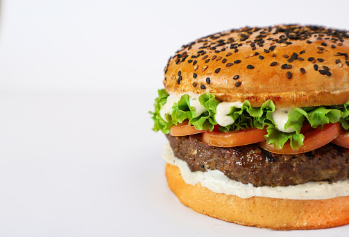 Burger Daging Sapi Lezat Dengan Selada Keriting Tomat Dan Saus Putih