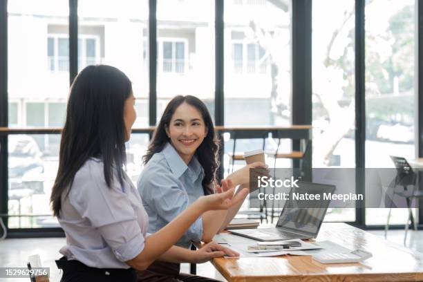 Bahagia Dua Wanita Muda Asia Yang Cantik Berdiri Membahas Bekerja ... Bahagia Dua Wanita Muda Asia Yang Cantik Berdiri Membahas Bekerja ...