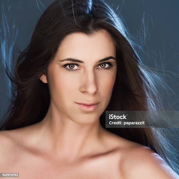 Hermosa Mujer Joven Foto De Stock Y Más Banco De Imágenes De Adulto