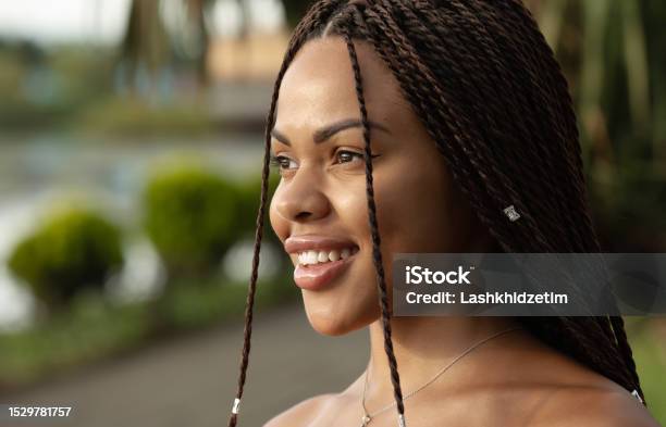 Close Up Potret Seorang Wanita Muda Afrikaamerika Yang Cantik Dengan Gaya Rambut Kuncir