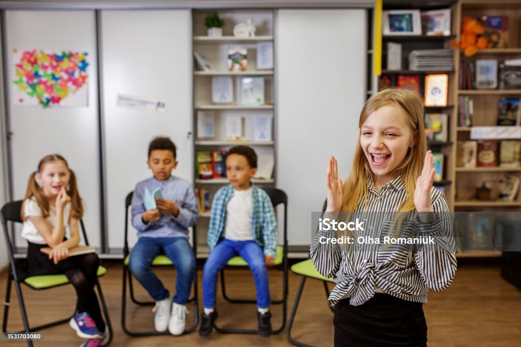 Anak Sekolah Berdiri Di Tengah Kelas Dan Menjawab Pertanyaan Di Depan ... Anak Sekolah Berdiri Di Tengah Kelas Dan Menjawab Pertanyaan Di Depan ...
