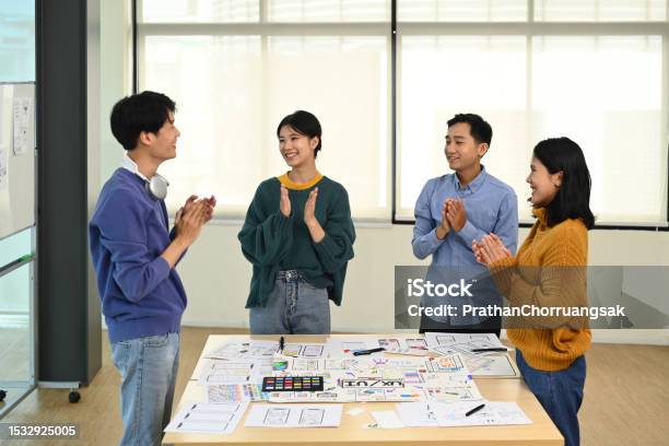 Tim Orangorang Kreatif Brainstorming Dan Berdiskusi Untuk Proyek Desain