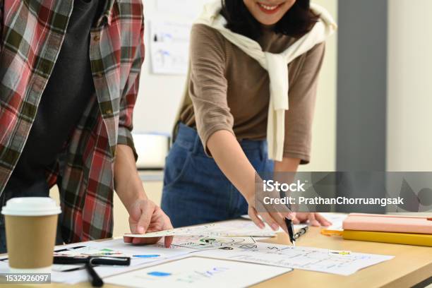 Pria Dan Wanita Kreatif Desainer Web Brainstorming Dan Berdiskusi Untuk