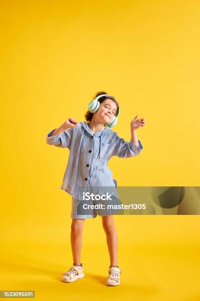 Potret Lengkap Anak Kecil Yang Cantik Gadis Mendengarkan Musik Di ... Potret Lengkap Anak Kecil Yang Cantik Gadis Mendengarkan Musik Di ...