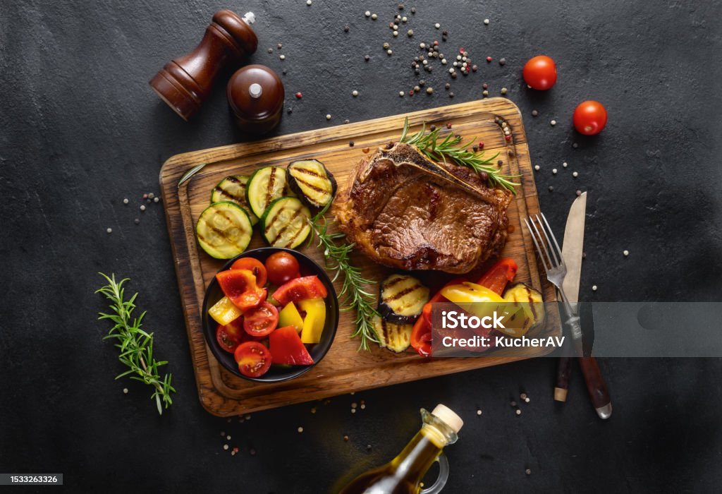 Steak Daging Sapi Dengan Sayuran Panggang Di Papan Kayu Latar Belakang