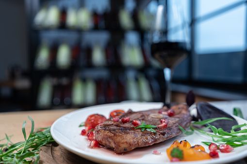 Steak Daging Sapi Ribeye Panggang Dengan Bumbu Atau Ramuan Di Piring