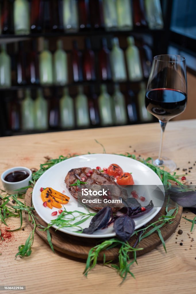 Steak Daging Sapi Ribeye Panggang Dengan Bumbu Atau Ramuan Di Piring