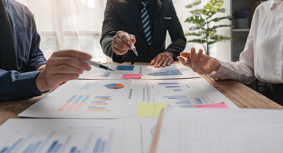Tim Bisnis Menganalisis Grafik Pendapatan Dan Grafik Di Kantor Tutup