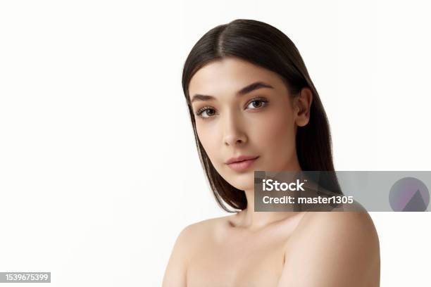 Potret Wanita Berambut Cokelat Muda Yang Cantik Dengan Rambut Lurus Dan