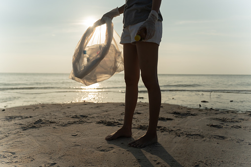 Relawan Memungut Sampah Di Pantai Dan Botol Plastik Sulit Terurai