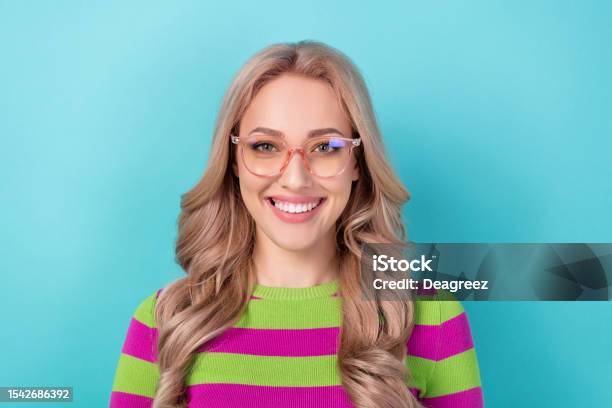 Potret Optimis Gadis Cantik Yang Baik Dengan Tatanan Rambut
