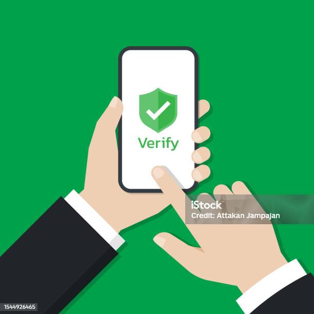 Tangan Memegang Smartphone Dan Menyentuh Layar Dengan Ikon Perisai Yang ... Tangan Memegang Smartphone Dan Menyentuh Layar Dengan Ikon Perisai Yang ...