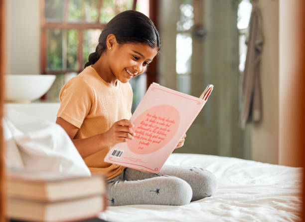 Free picture: child, hand, book, bed, finger