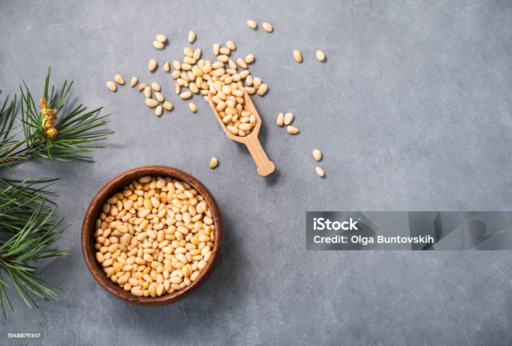 Kacang Pinus Dalam Mangkuk Dan Tersebar Di Latar Belakang Biru Dengan