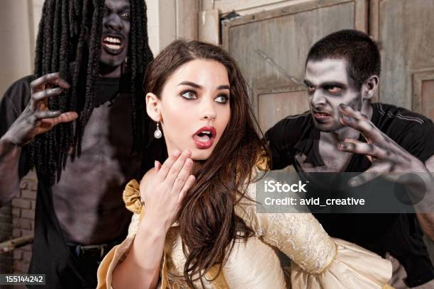 Zombies 뒤쪽 위로 무서움 글래머 여자아이 섬뜩한에 대한 스톡 사진 및 기타 이미지 섬뜩한 3 명 교도소 Istock
