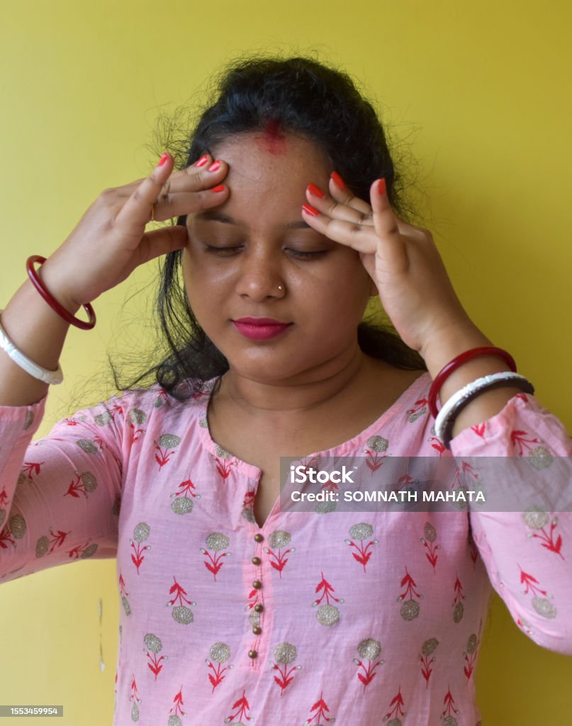 Wanita Muda India Yang Cantik Memegangi Kepala Kesakitan Konsep Sakit