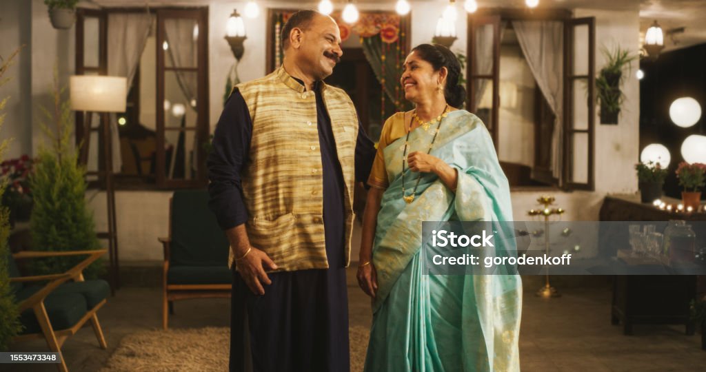 Potret Pasangan Paruh Baya India Yang Bahagia Dengan Pakaian ... Potret Pasangan Paruh Baya India Yang Bahagia Dengan Pakaian ...