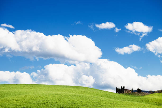 Free picture: Empty agricultural flat field with farmhouse in background