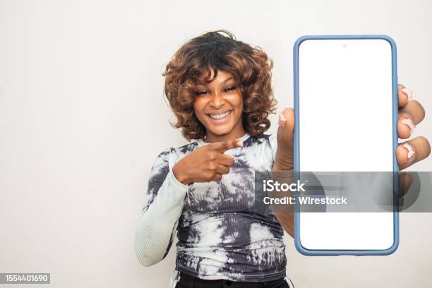 Wanita Afrika Yang Bahagia Menunjuk Teleponnya Dengan Ruang Salin Foto ... Wanita Afrika Yang Bahagia Menunjuk Teleponnya Dengan Ruang Salin Foto ...