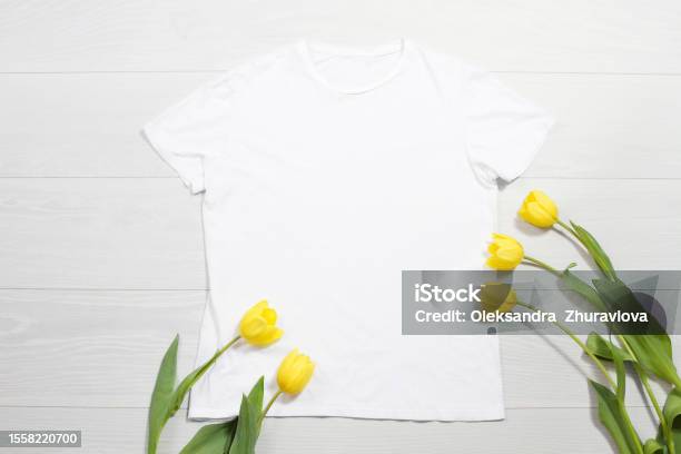 Mockup Tshirt Putih Template Tampilan Atas Kemeja Kosong Latar Belakang