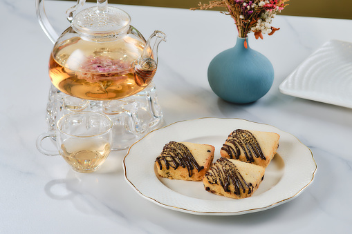 Sepiring Kue Lezat Disajikan Dengan Teko Teh Inggris Herbal Yang Harum ... Sepiring Kue Lezat Disajikan Dengan Teko Teh Inggris Herbal Yang Harum ...