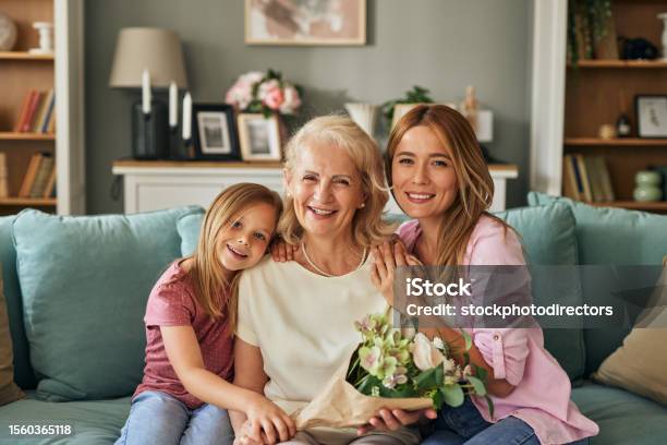 Keluarga Tiga Generasi Yang Bahagia Merayakan Potret Ulang Tahun Nenek
