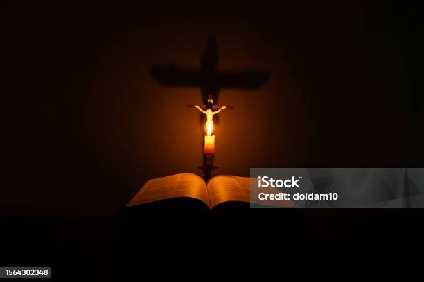 Nyalakan Lilin Dengan Alkitab Dan Salib Atau Salib Dengan Latar Belakang Kayu Tua Di Gereja