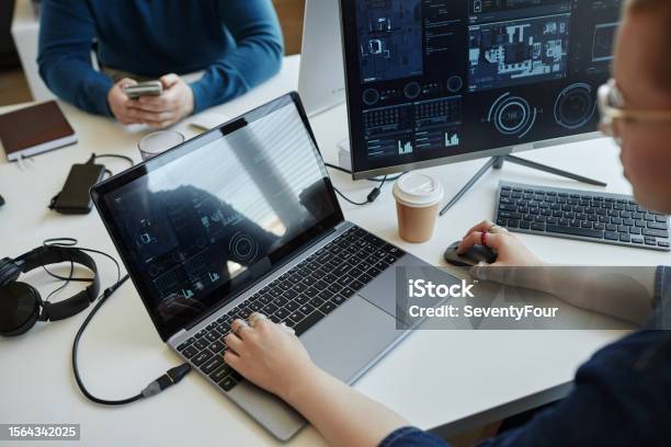 Analis Wanita Muda Atau Manajer Ti Menggunakan Laptop Sambil Duduk Di