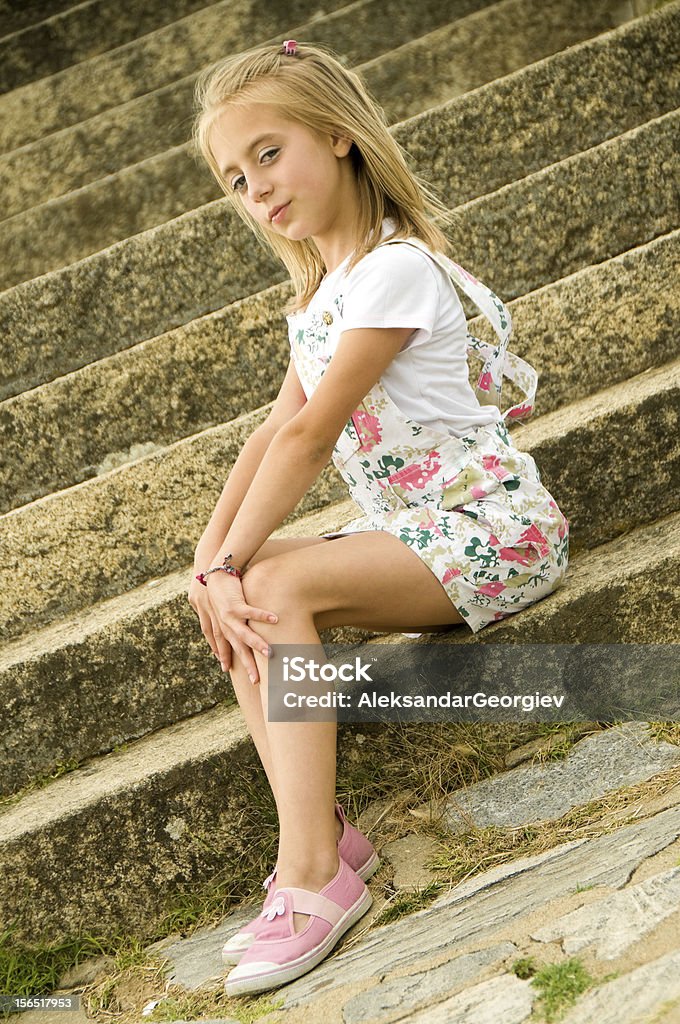 Niedliche Kleine Mädchen Posieren Auf Die Treppe Stockfoto Und Mehr