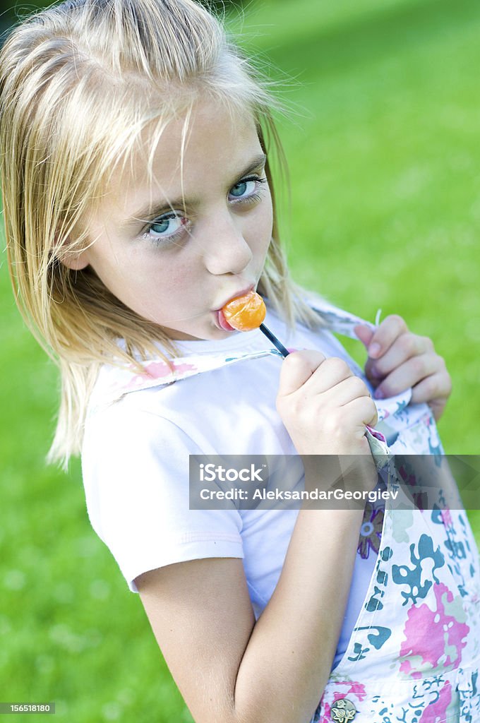 かわいい小さな女の子棒付きキャンディ カメラ目線のストックフォトや画像を多数ご用意 カメラ目線 ポートレート メイクアップ