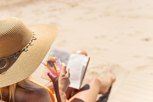 Photo Libre De Droit De Happy Girl Sassoit Sur La Plage En Maillot De