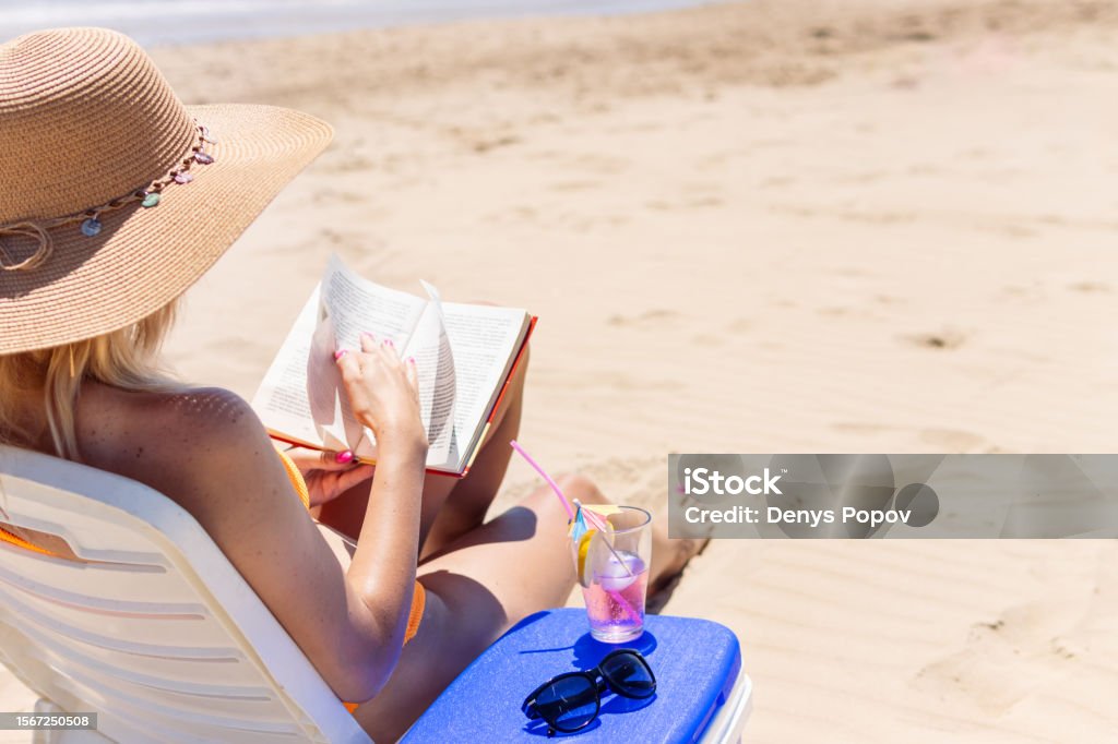 Photo Libre De Droit De Happy Girl Sassoit Sur La Plage En Maillot De