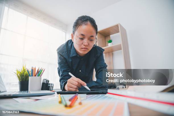 Arsitek Desainer Grafis Yang Bekerja Dengan Laptop Dan Tabel