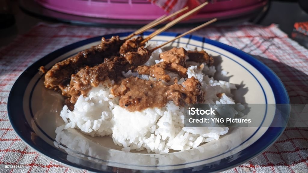 Menu Sarapan Dengan Sepiring Nasi Putih Dengan Lauk Sate Ayam Bakar