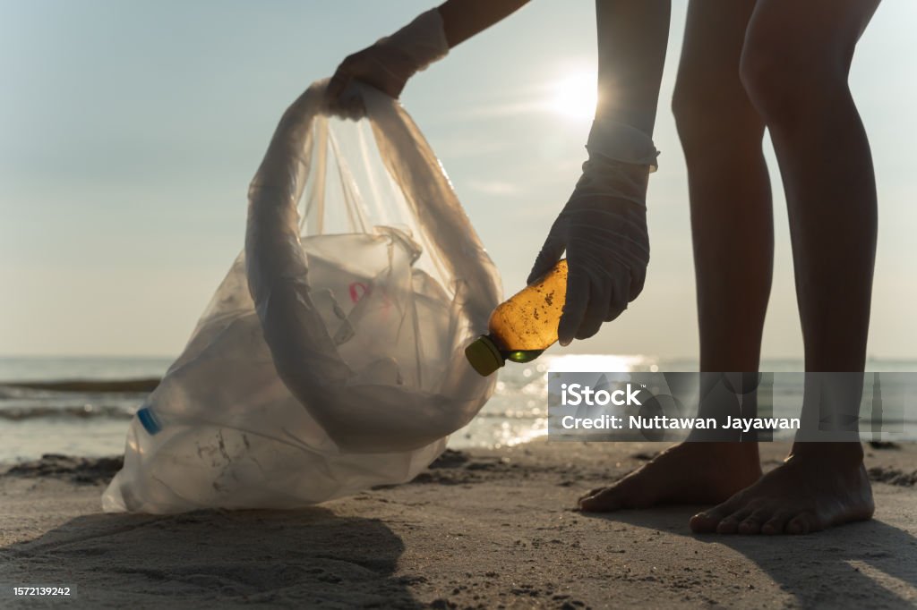 Hemat Air Relawan Memungut Sampah Di Pantai Dan Botol Plastik Sulit