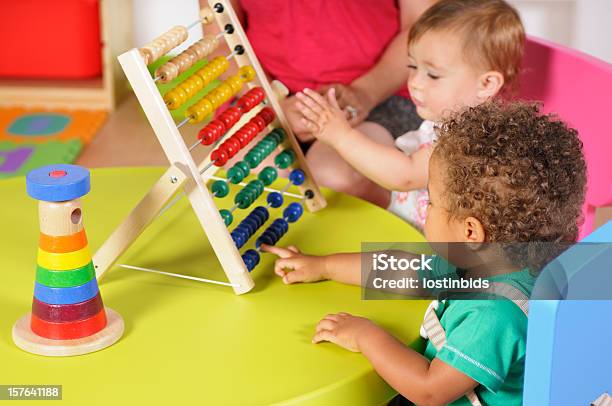 Biracial 아기 남자아이 및 동료 게임하기 있는 주판 12 17 개월에 대한 스톡 사진 및 기타 이미지 12 17 개월