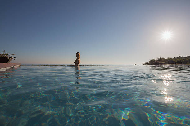 Infinity pool overlooking the sunset – free photo on Barnimages