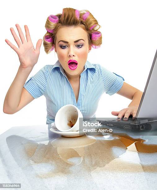 Angry 비즈니스 가진 여자 무질서 On Workspace 불결 데스크톱 혼돈에 대한 스톡 사진 및 기타 이미지 혼돈