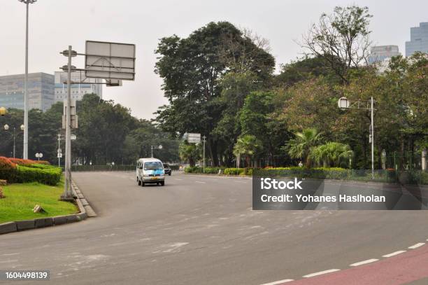 Jalanan Jakarta Yang Terlihat Sepi Dan Hanya Ada Satu Kendaraan Umum ... Jalanan Jakarta Yang Terlihat Sepi Dan Hanya Ada Satu Kendaraan Umum ...