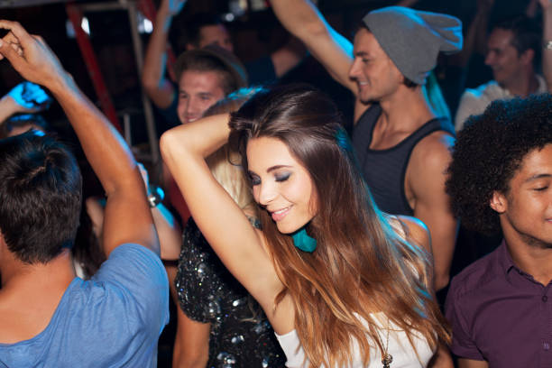 230 Sensuous Joven Mujer Bailando En Club Nocturno De Energía