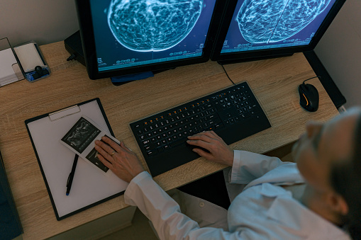 Tampilan Atas Dokter Ahli Radiologi Profesional Yang Menganalisis ... Tampilan Atas Dokter Ahli Radiologi Profesional Yang Menganalisis ...