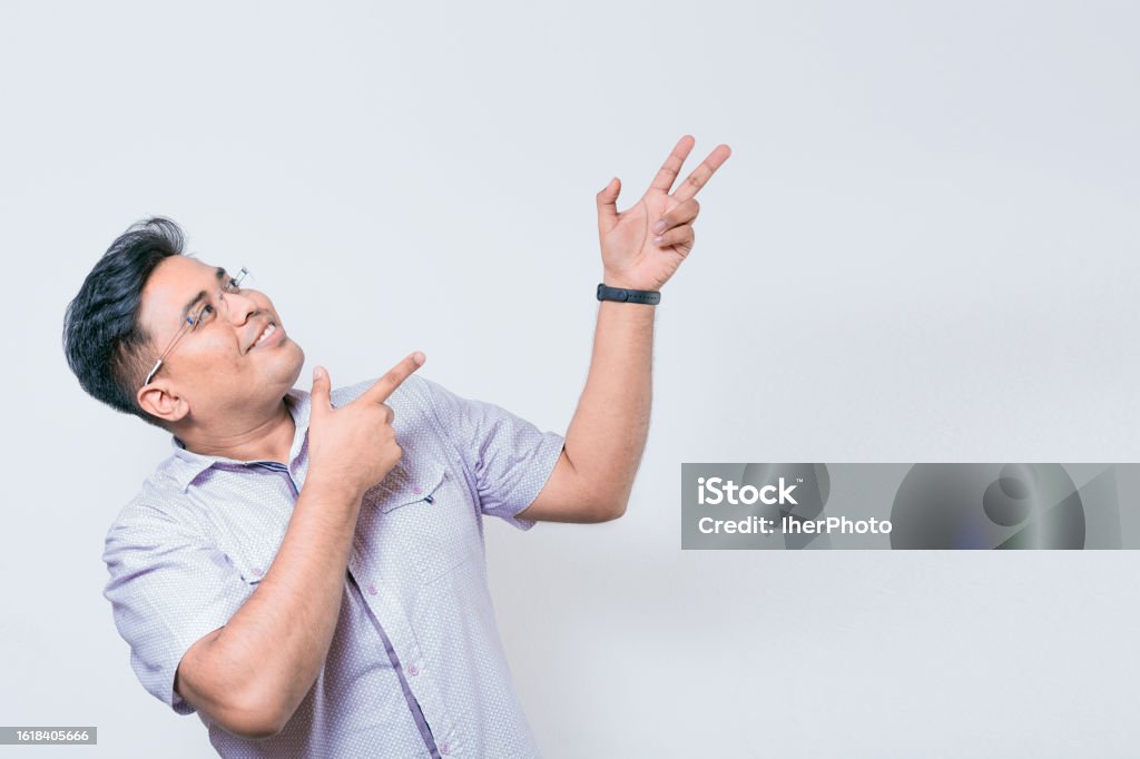 Orangorang Yang Tersenyum Menunjuk Spanduk Ke Samping Pria Latin Yang