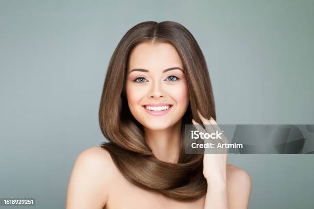 Wanita Model Berambut Cokelat Muda Yang Cantik Dengan Rambut Lurus