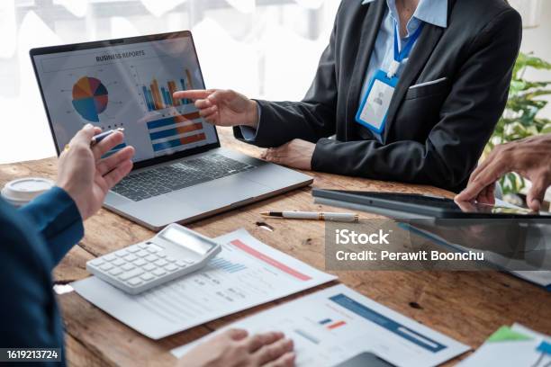 Pertemuan Kolega Membahas Perencanaan Proyek Bisnis Strategi Pemasaran